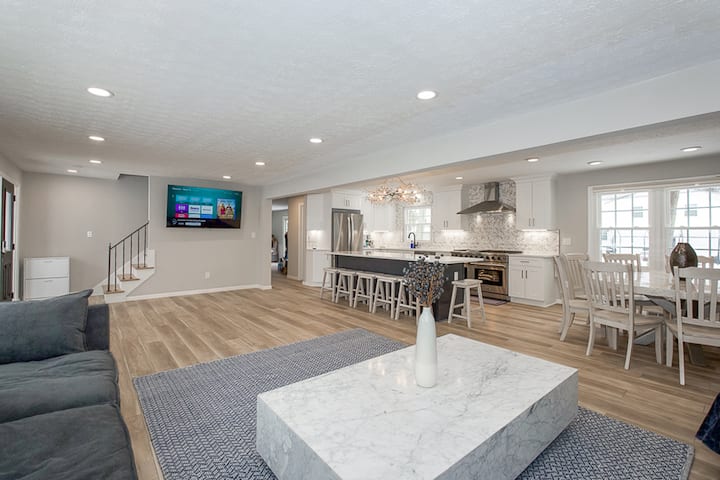 Stylish Home Sleep 20,hot Tub And Ev Charger - Avon, OH