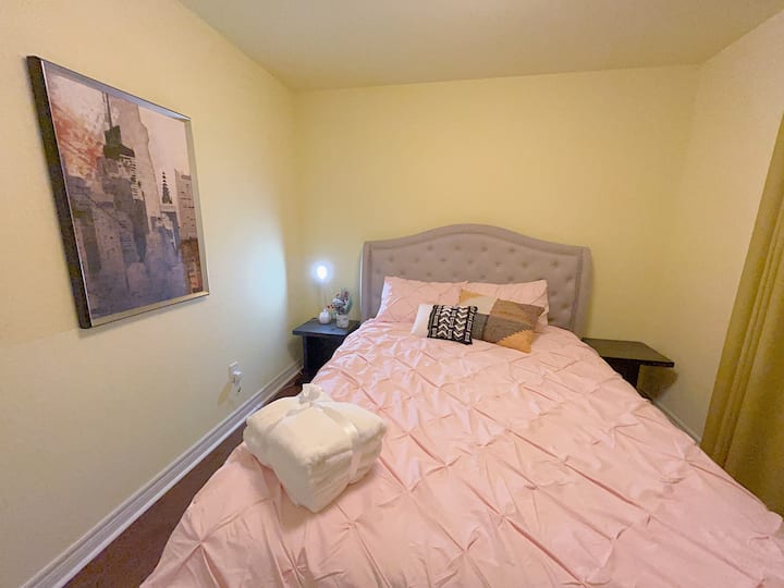 Aurora Queen Size Bedroom #3 W Private Bath - Aurora