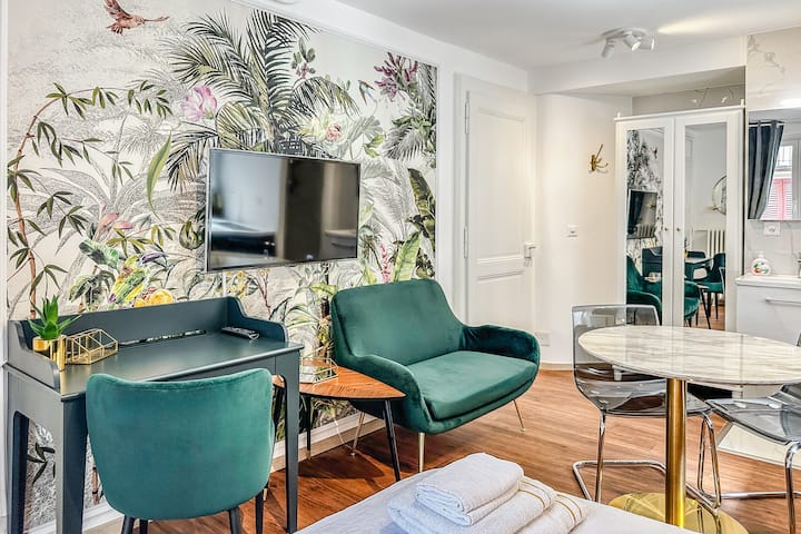 Urban Jungle Mini Studio - Montreux