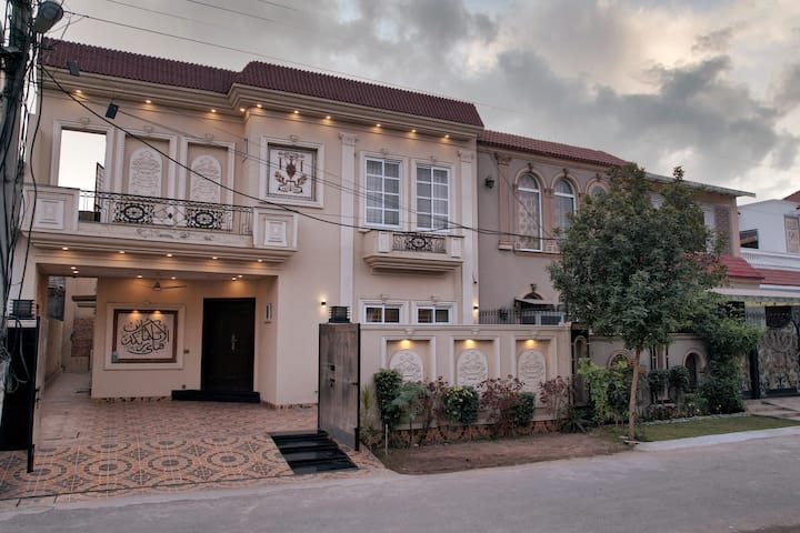 Spacious 5 Bedroom Villa In Lahore - Lahore