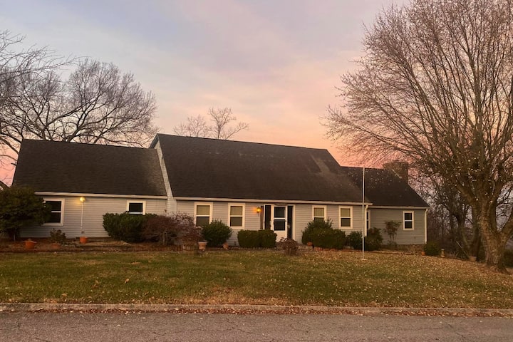 Mountain Retreat 5 Bedrooms 2 Bath Fenced Backyard - Morristown, TN