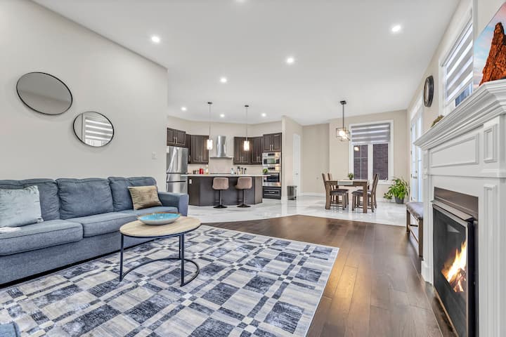 Luxe Haven: Modern Roomy 4b/3.5b Near Thermea Spa! - Pickering