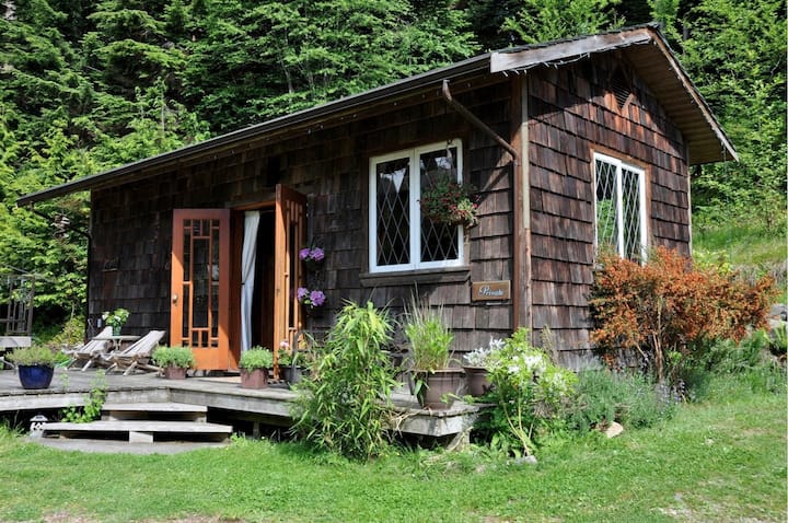 Alderwood Farm Cozy Cottage - Bowen Island