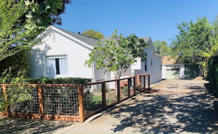 Napa Valley Dollhouse : Charming Classic Cottage - Napa, CA