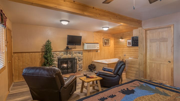 Upper Canyon Inn - Lodge 1 - Whirlpool - Fireplace - Ruidoso, NM