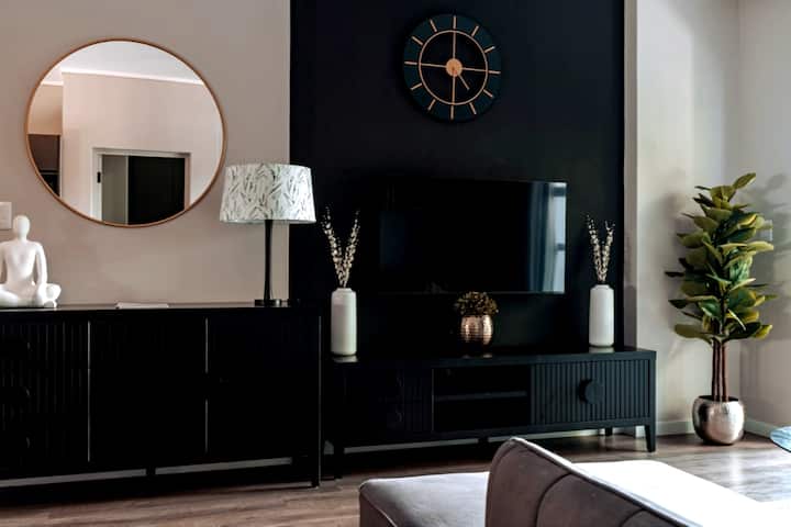 Apartment In Hurlingham, Sandton - Randburg