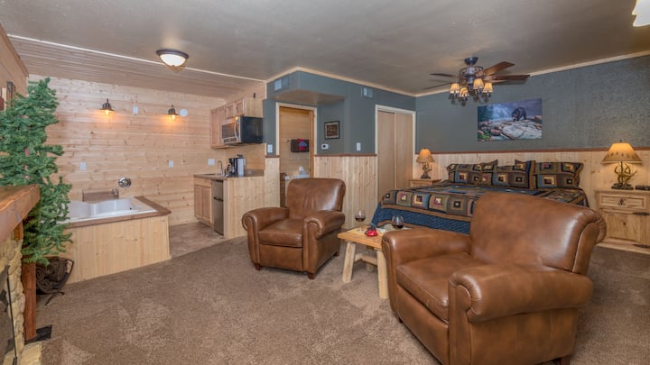 Upper Canyon Inn - Lodge 3 - Whirlpool - Fireplace - Ruidoso, NM