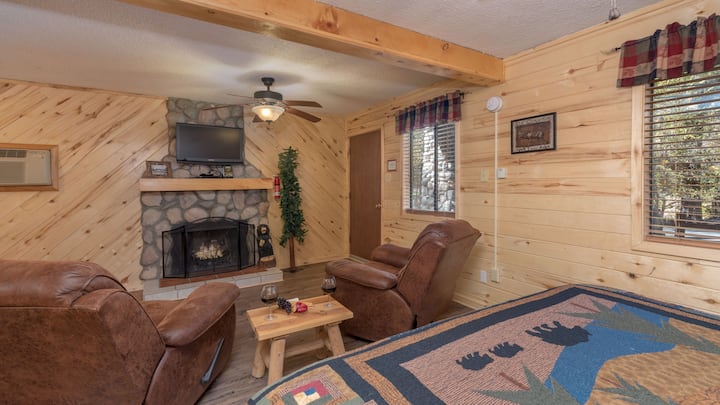 Upper Canyon Inn - Lodge 4 - Whirlpool - Fireplace - Ruidoso, NM
