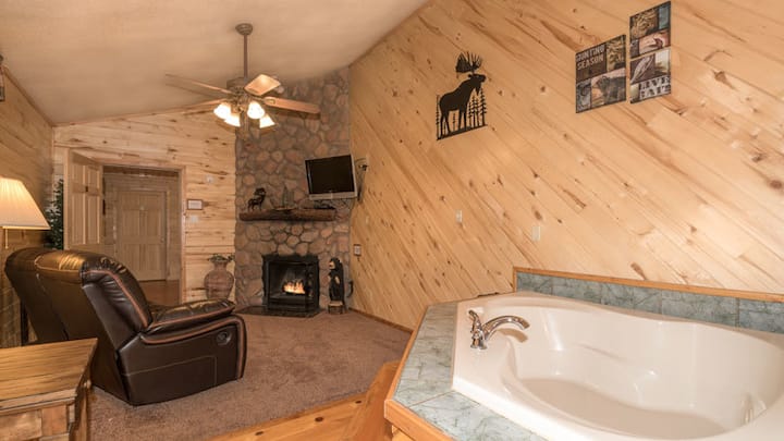 Upper Canyon Inn - Lodge 9 - Whirlpool - Fireplace - Ruidoso, NM