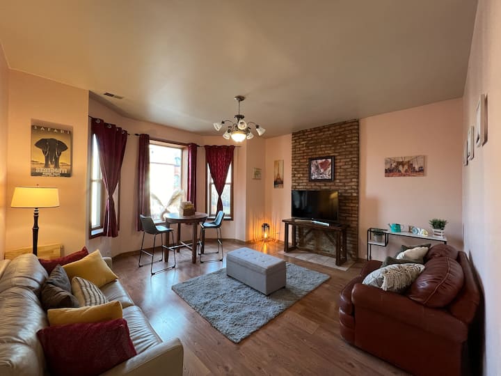 Spacious Home By The United Center & West Loop - Chicago, IL