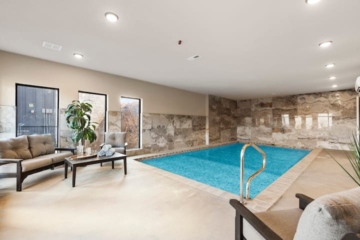 Sleeps 22 • Indoor Pool • Mtn Views • Near Pkwy - Pigeon Forge, TN