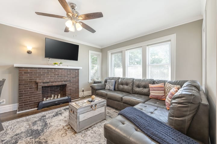 Private Parking, Comfy Bed - Brookfield, IL