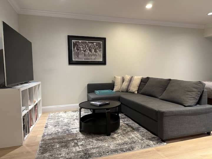 Studio76 Guest Suite In North Vancouver - 6400