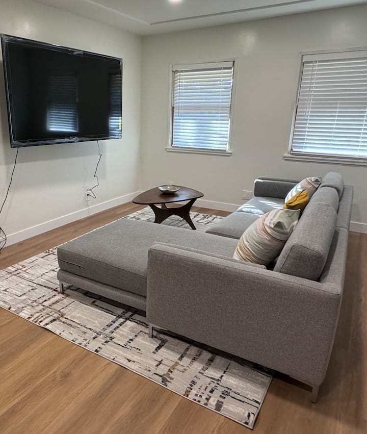 Stylish Mid-century Modern Room - Los Alamitos, CA