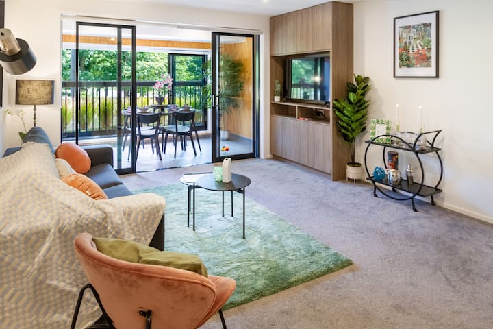 Comfy 1-bed Apartment With Park Views, Sleeps 4 - Christchurch