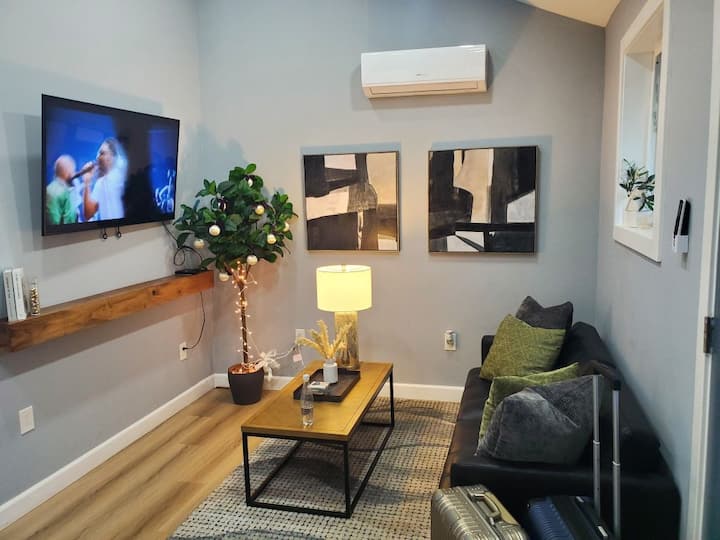 Modern Oasis In Heart Of Orange - Placentia, CA