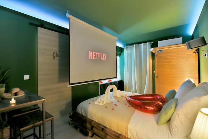 Jungle Room - Jacuzzi, Sauna & Vidéo-projecteur - Cannes