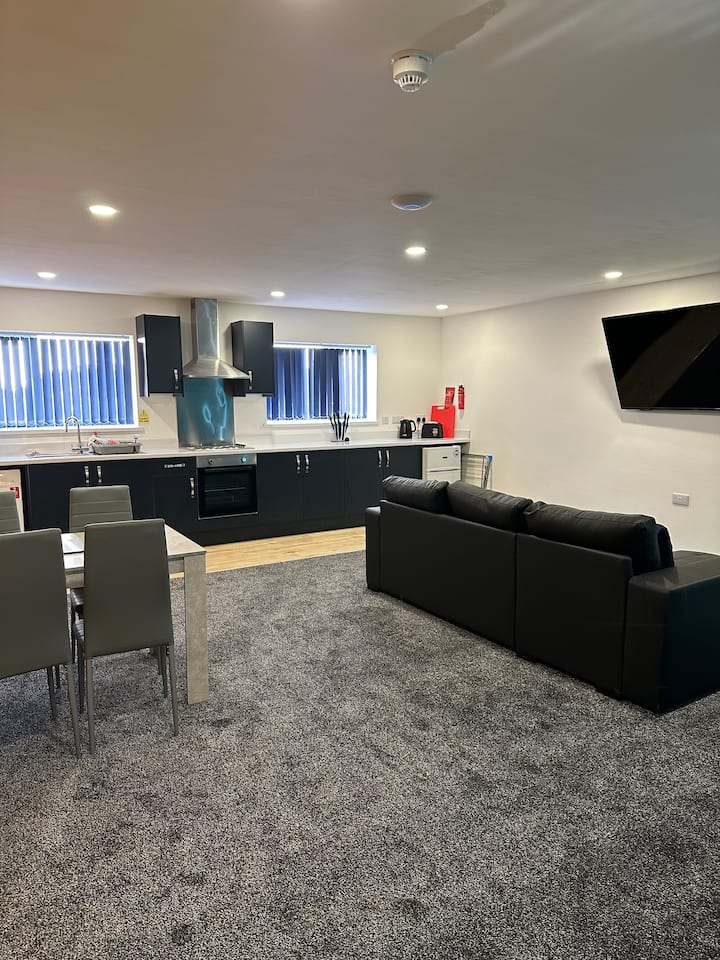 Lovely 2 Bed Apartment (18) - Hull