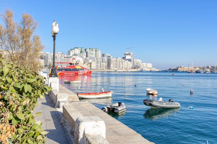 Coastal Charm: Apartment Just Off The Waterfront - Malta