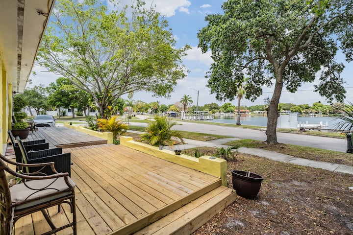 Water-front W/king & 2 Queen W/boat/kayak Access - St. Petersburg, FL