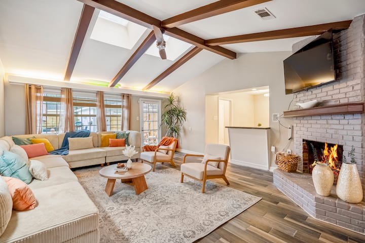 Modern Home | Pool + Hot Tub Near Nrg & Med Center - Houston, TX