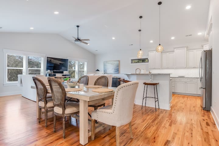 4br Luxury Home - Elevator & Fire Pit - Sleeps 8 - Oak Island, NC