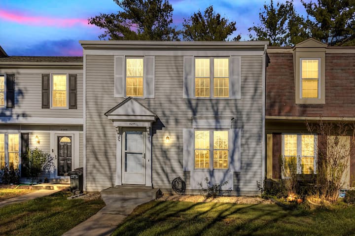 Charming Townhouse In Germantown, Md - Sleeps 10 - Germantown, MD