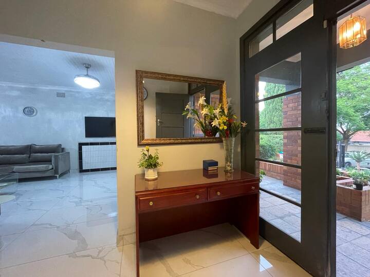 Leafy Home In The Heart Of Linden With Pool - Johannesburg