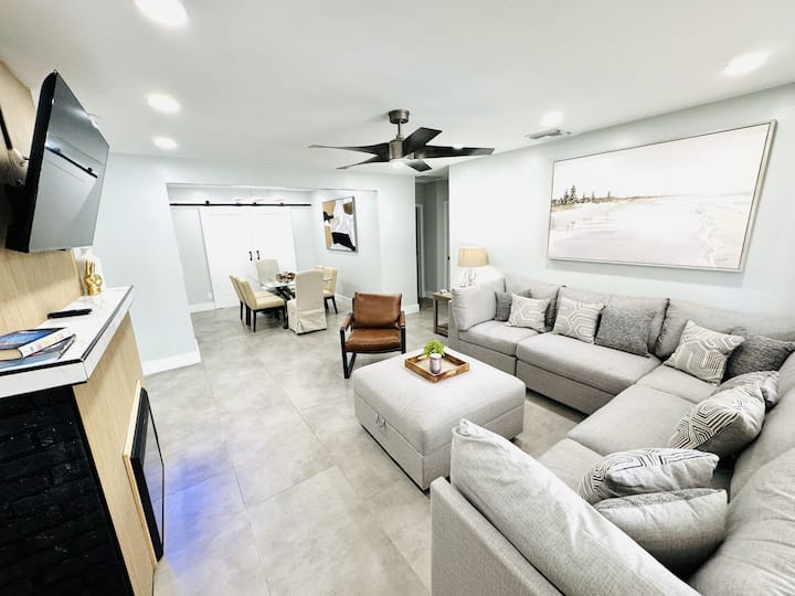 Spacious, Central, 3 Bedroom Home W/ Pool Access - Fort Lauderdale, FL
