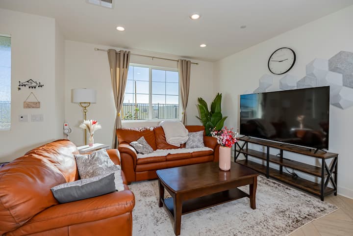 Luxurious Ontario Townhouse: Ideal Family Retreat - Eastvale, CA