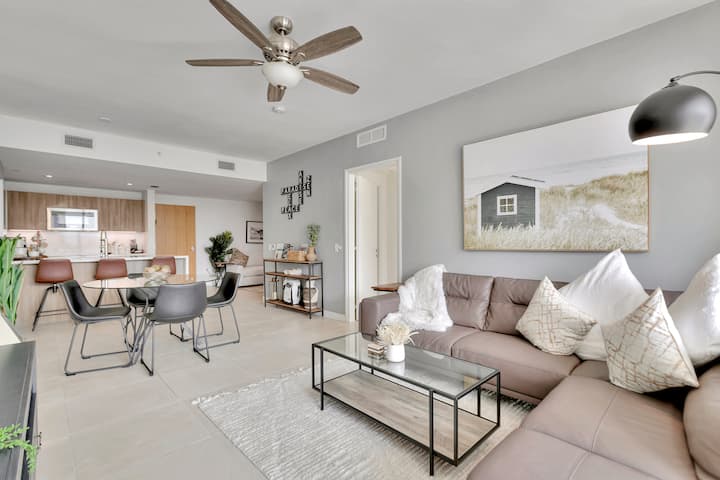 2 Br Oasis Steps To Beach/ Rooftop Pool, Gym, View - Fort Lauderdale, FL