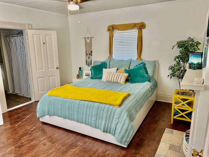 Downtown Charm: Renovated Unit - Muscle Shoals, AL
