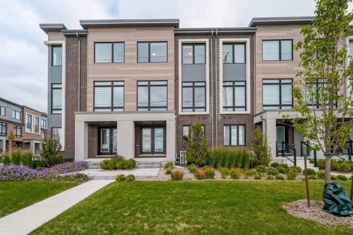 Central Vaughan- Stylish 
3-bedroom House - Toronto