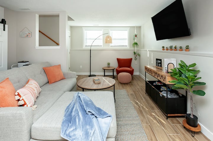 Chic Boho Near Downtown: King Bed & Reading Nook! - Des Moines