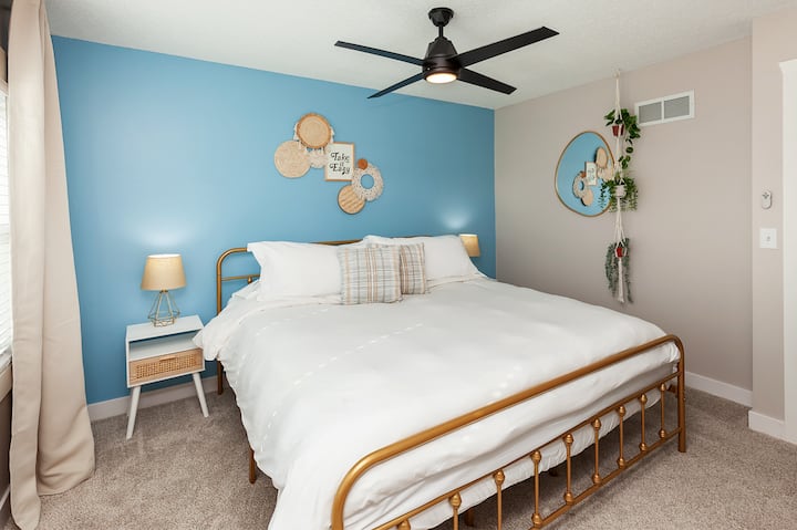 Chic Boho Near Downtown: King Bed & Reading Nook! - Des Moines, IA