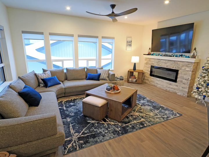 Family Friendly/with Hot Tub/bbq/parking/sleeps 9 - Big White Ski Resort, BC