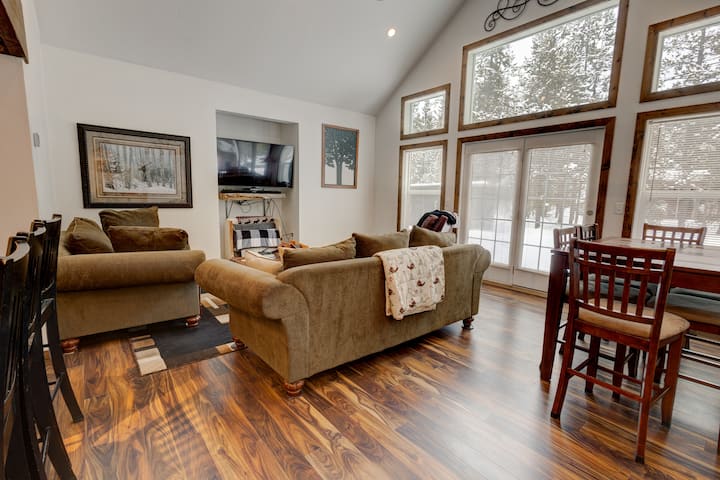 Base Camp Cabin+ac+hottub+4bdrm+wifi+20milestoynp - Island Park, ID