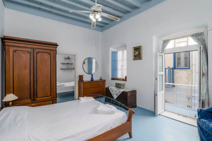 Rustic House In Plaka - Milos