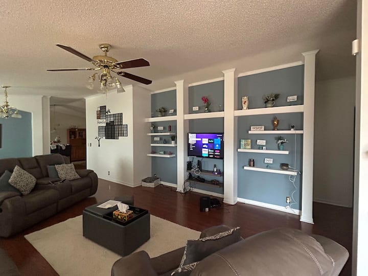 Cozy 4 Br 2 1/2 Bath Home W/ Wi-fi & Free Parking - Darlington, SC