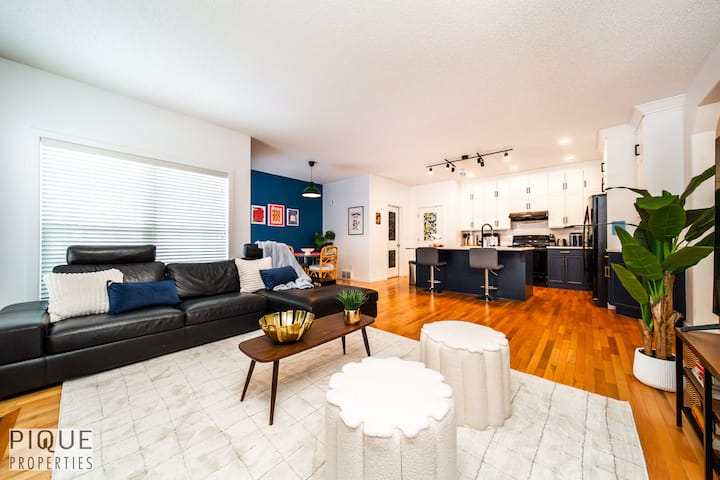 The Obsolete Suite|king Bed|fireplace|pet Friendly - Edmonton, Canada