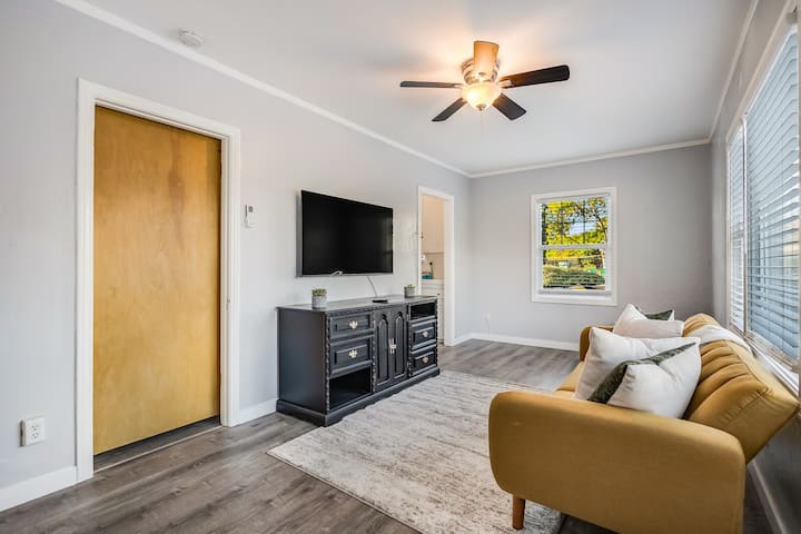 1bd Remodeled Craftsman Cottage - San Diego, CA