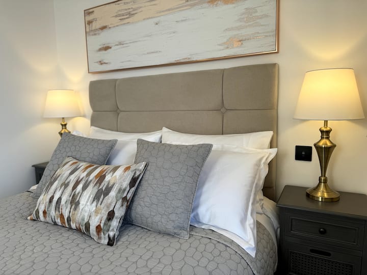 Elegant One Bedroom Apartment - Swindon