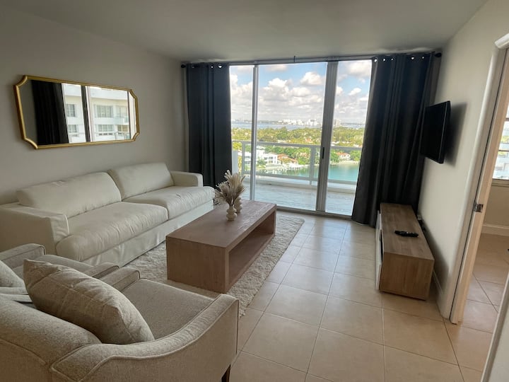 Miami Beach Oceanfront Getaway - Miami Beach, FL