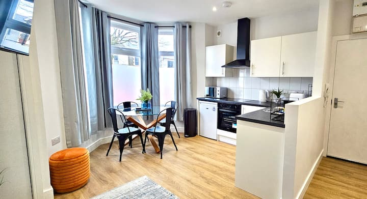 Stylish 1 Bed With Parking, Nr Cardiff Uni - Cardiff