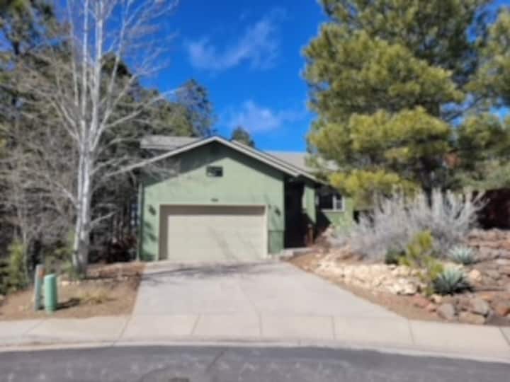 Quiet & Cozy Pine Haven Retreat
(Tesla Ev Charger) - Flagstaff