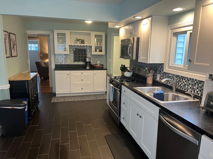 Cape Cod On Crozier In Lakeside - Muskegon, MI