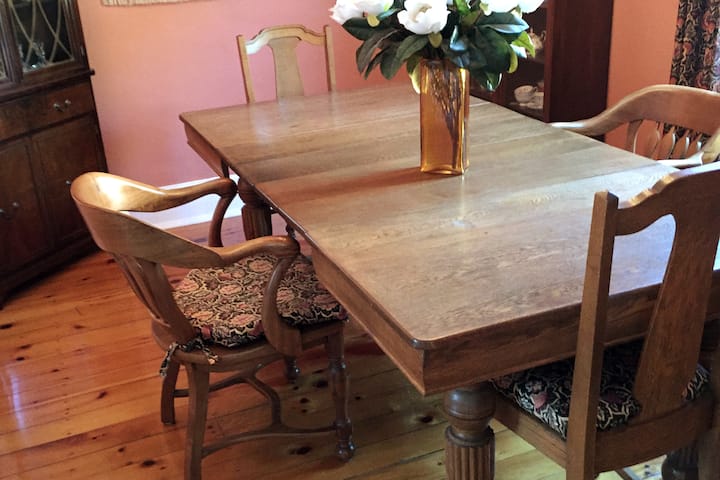 Baumann Haus B&b
Twig Room 1 Queen Bed - St. Jacobs