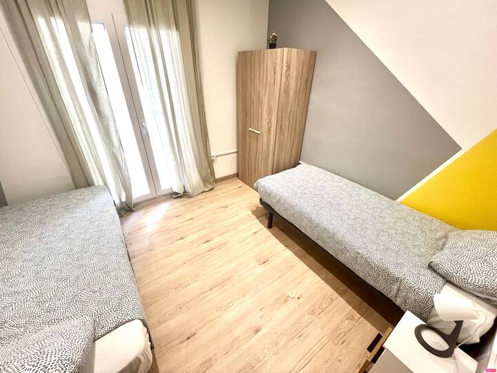 Room In Center With Balcony-ramblas - Barcelona