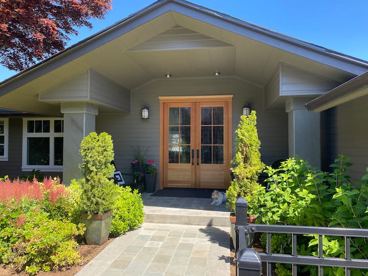 Top Waterfront Home In Bellevue - Bellevue, WA