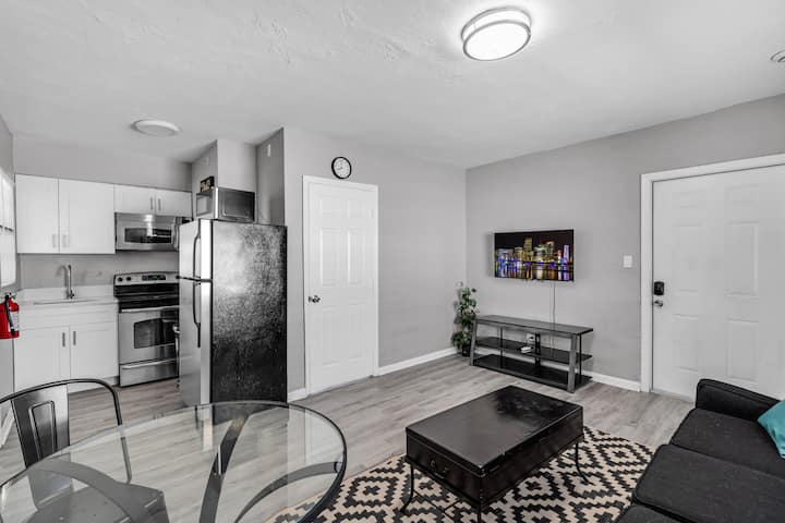 Chic 1br Getaway  Near Fll Airport + 6 Mn To Ocean - Dania Beach, FL
